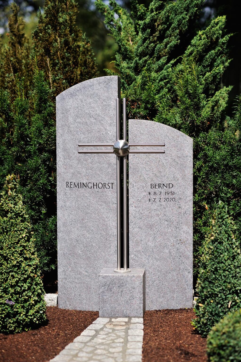 Grabstein in gebrannter Oberflächenbearbeitung, mit Edelstahlkreuz und ...