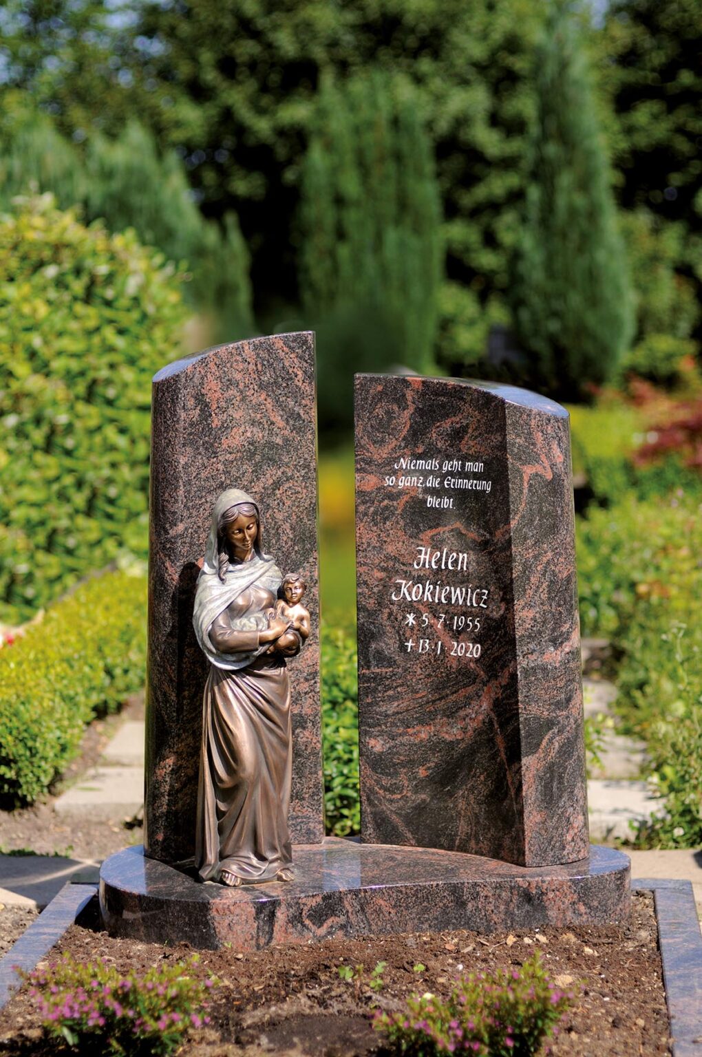 Grabstein zweiteilig mit Bronzemadonna und Kind - Budde Grabmale