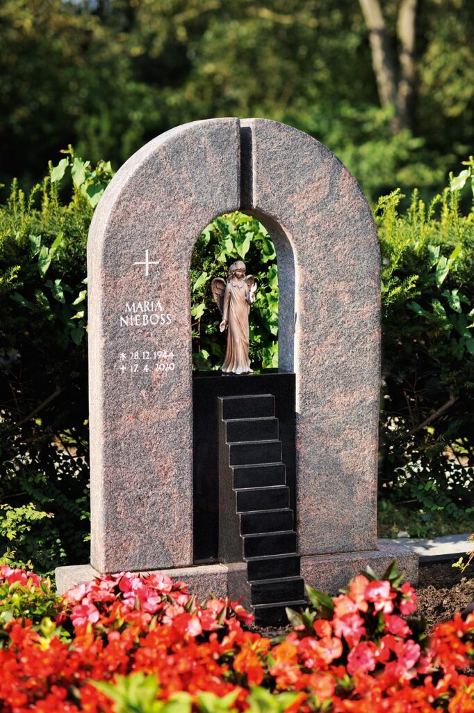 moderner Grabstein mit Treppe und Bronzeengel - Budde Grabmale