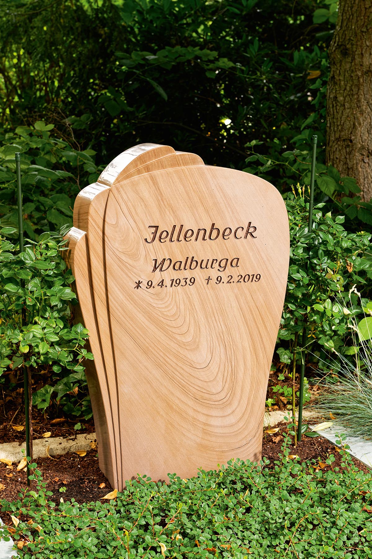 Grabstein Stele in holzähnlicher Optik - Budde Grabmale