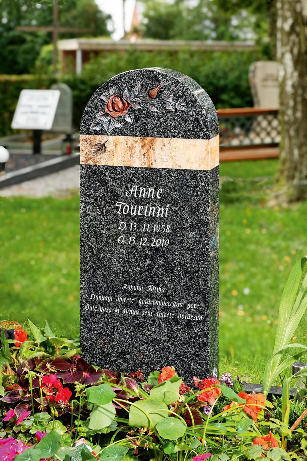 Grabstein als Materialkombination aus Impala und Odenwaldquarz mit ...