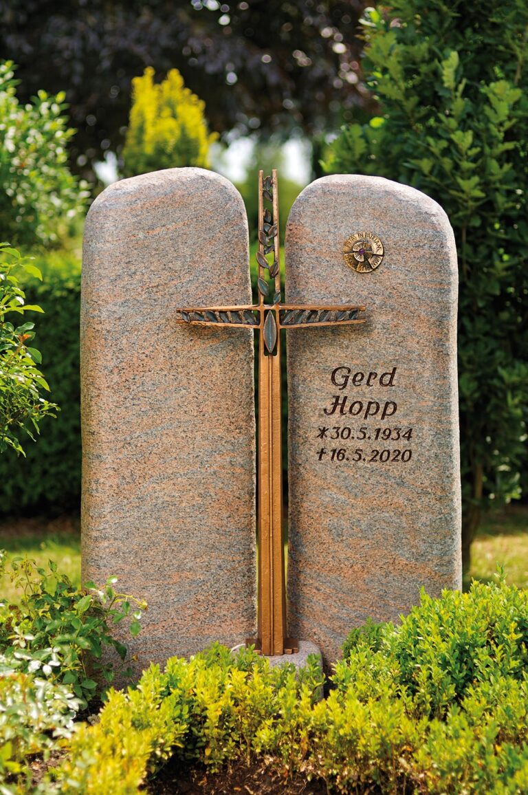Grabstein zweigeteilt, Material Barap mit Bronzekreuz - Budde Grabmale