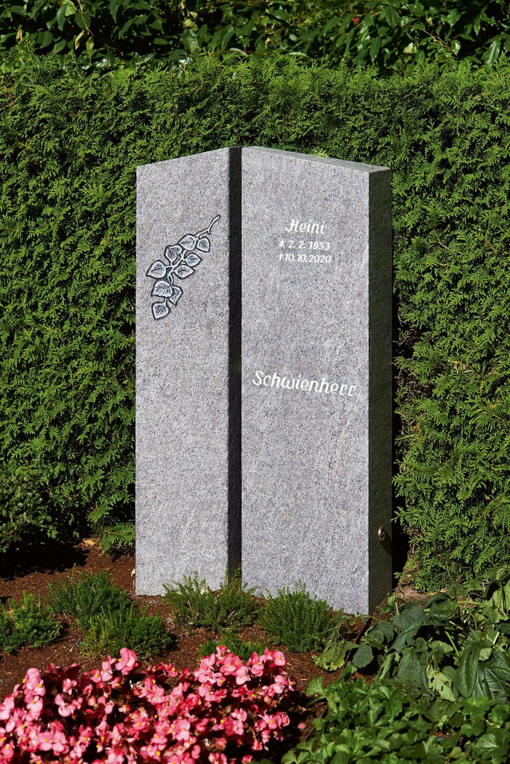 Grabstein zweiteilig mit Ornament, Material Orion gebrannt - Budde Grabmale